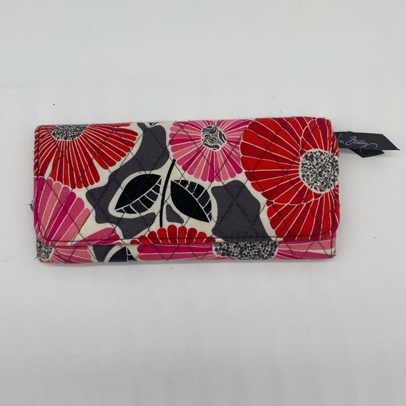 Vera Bradley | Bags | Vera Bradley Redgray Magnetic Closure Wallet ...